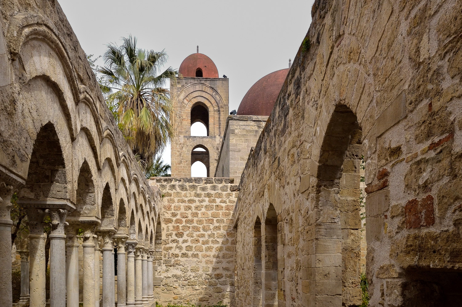 San Giovanni degli Eremiti e le sue cupole rosse nel cielo di Palermo ...